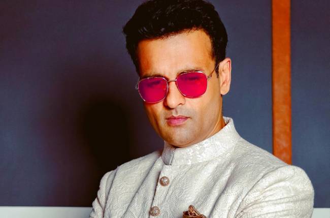 Rohit Roy shares a throwback video with brother and wife » Rohit Roy